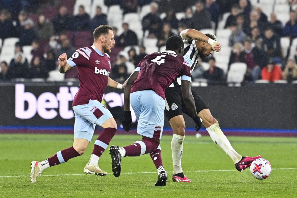 West Ham fans send clear message to board with what they did in 79th ...