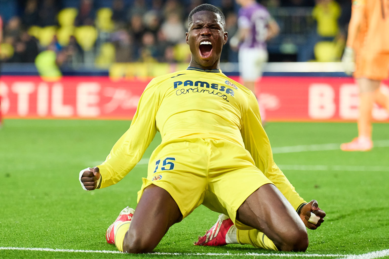 West Ham given Thierno Barry hope by Villarreal boss as Everton near £ ...