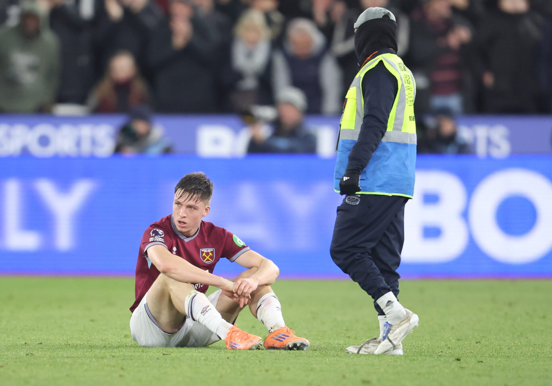 Disgusting reaction of West Ham stars to crying teammate shows why ...